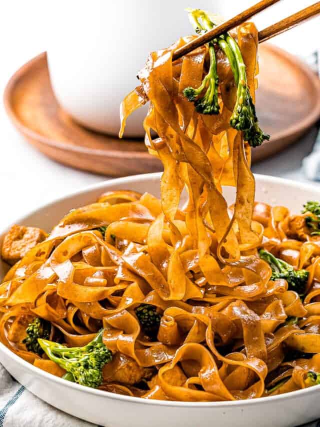 15 Minute Pad See Ew (Thai Stir Fried Noodles) - Drive Me Hungry